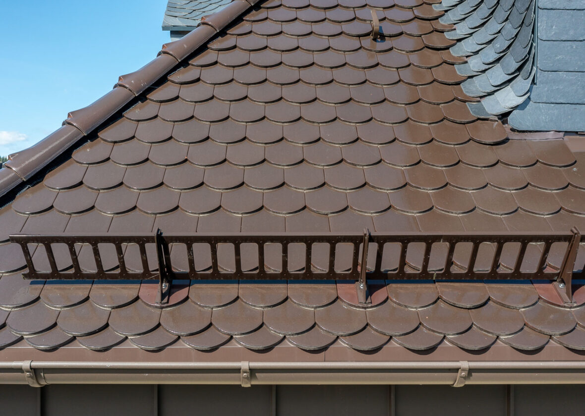 Außergewöhnliche Dachform trifft auf besondere Oberfläche