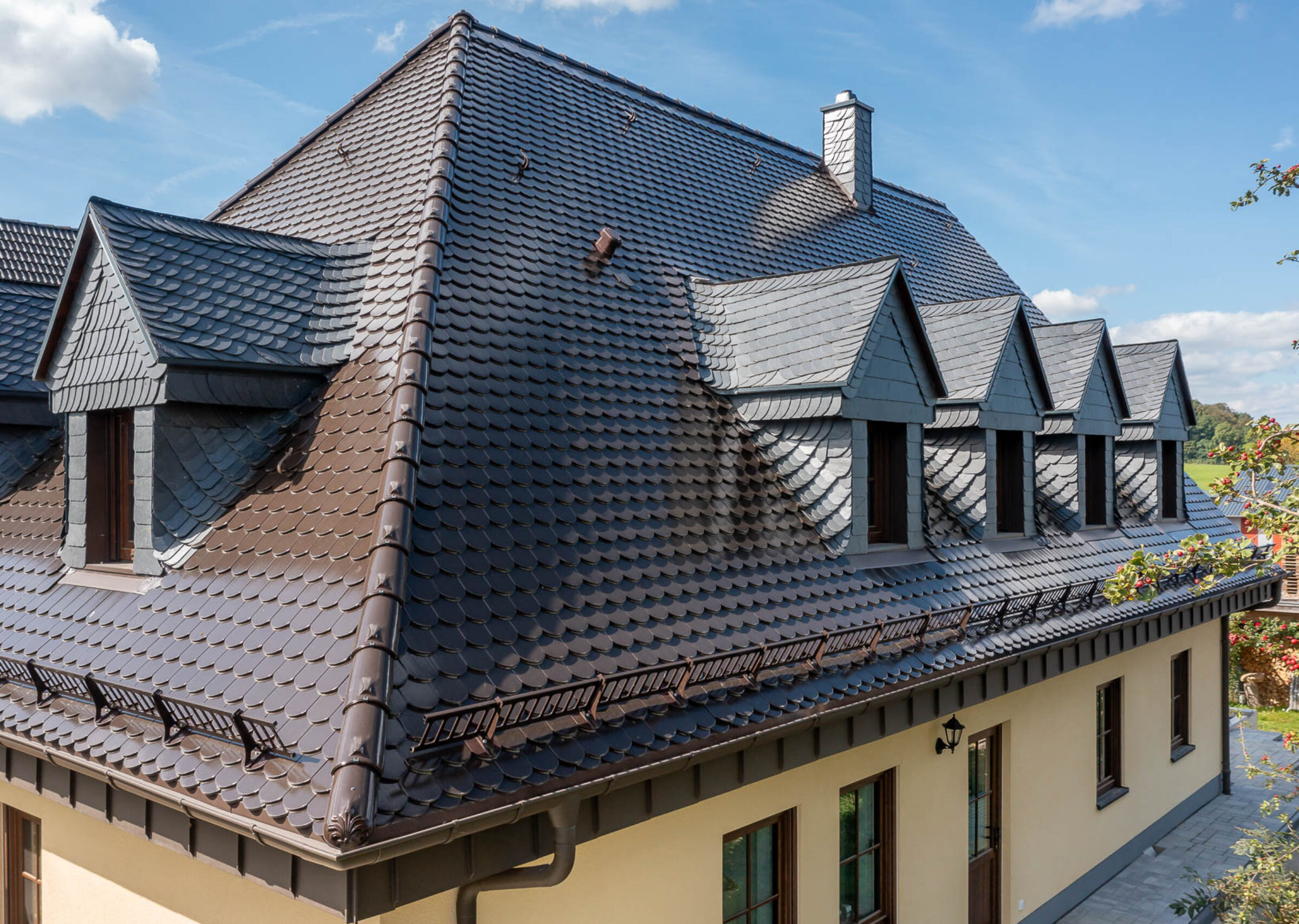 Außergewöhnliche Dachform trifft auf besondere Oberfläche