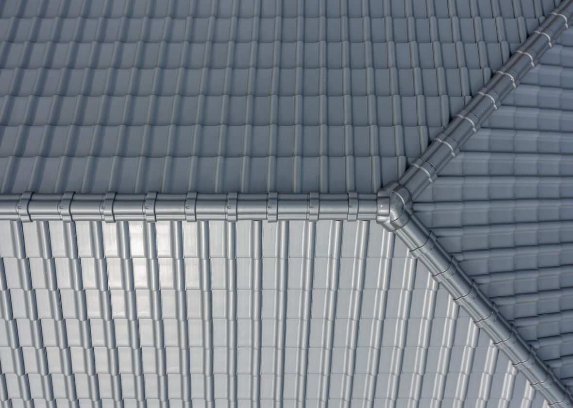 Dachfläche in lavagrau matt verleiht Bungalow einen sehr edlen Touch