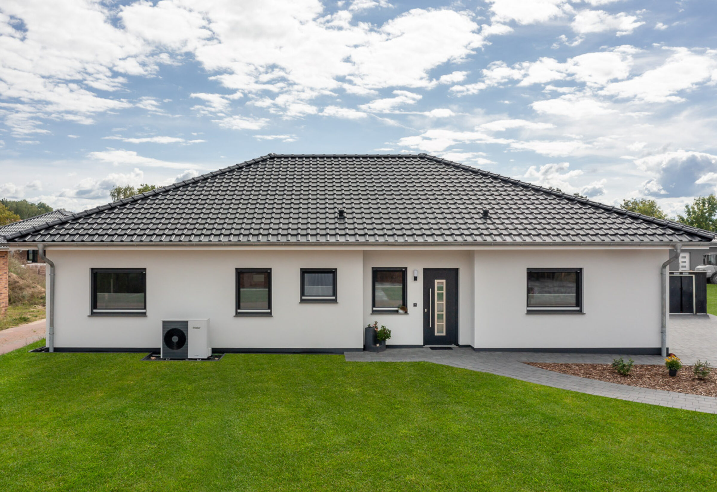 Dachfläche in lavagrau matt verleiht Bungalow einen sehr edlen Touch