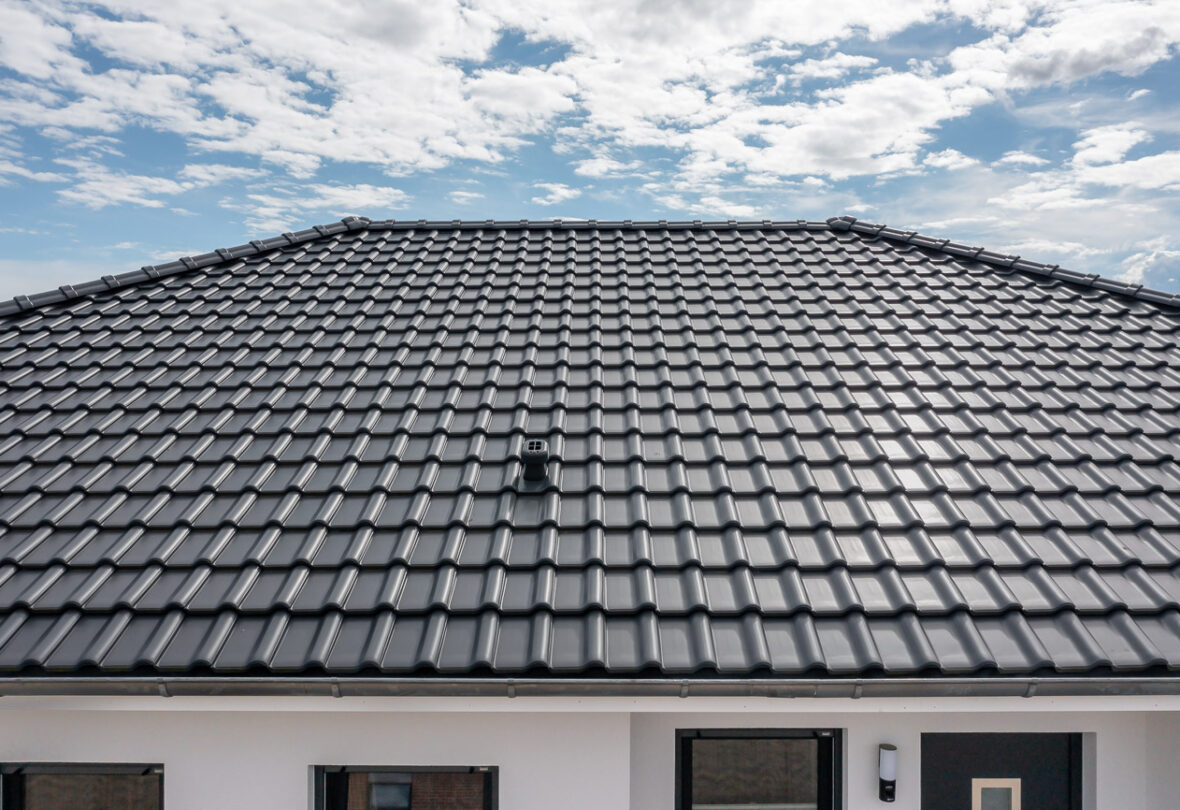 Dachfläche in lavagrau matt verleiht Bungalow einen sehr edlen Touch