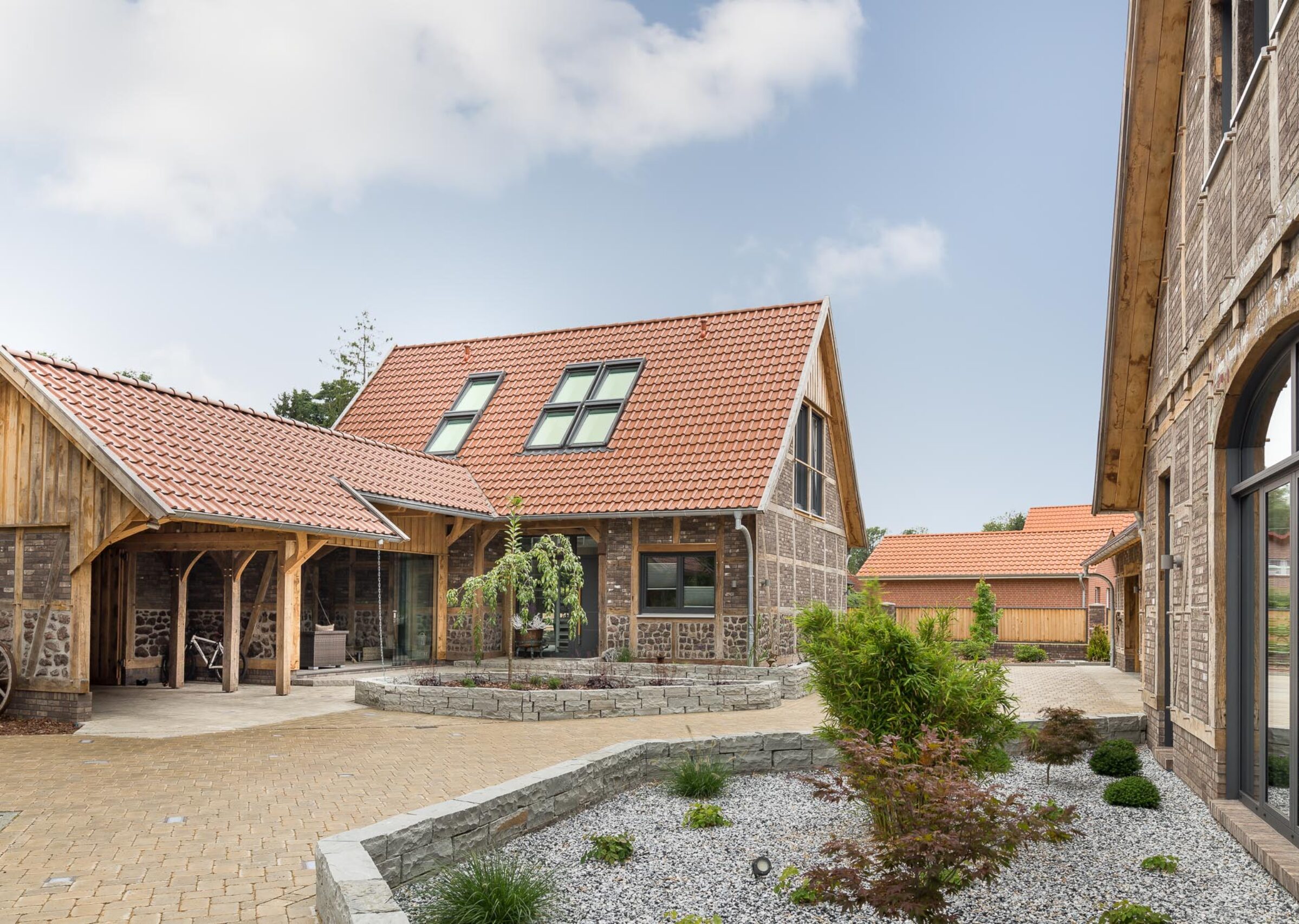 Einfamilienhaus im Landhausstil mit Flachdachziegel J13v