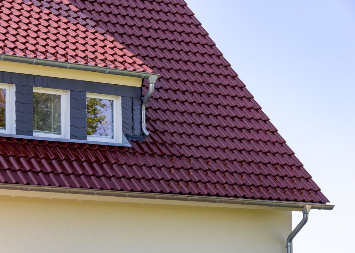 Saniertes Wohnhaus mit Flachdachziegel J13v in bordeauxrot