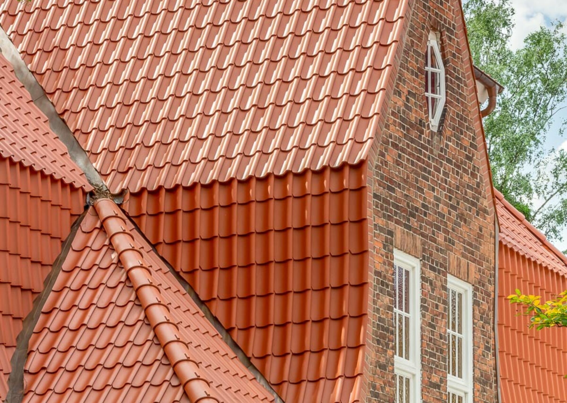 Mansarddach mit historischer Hohlpfanne H2