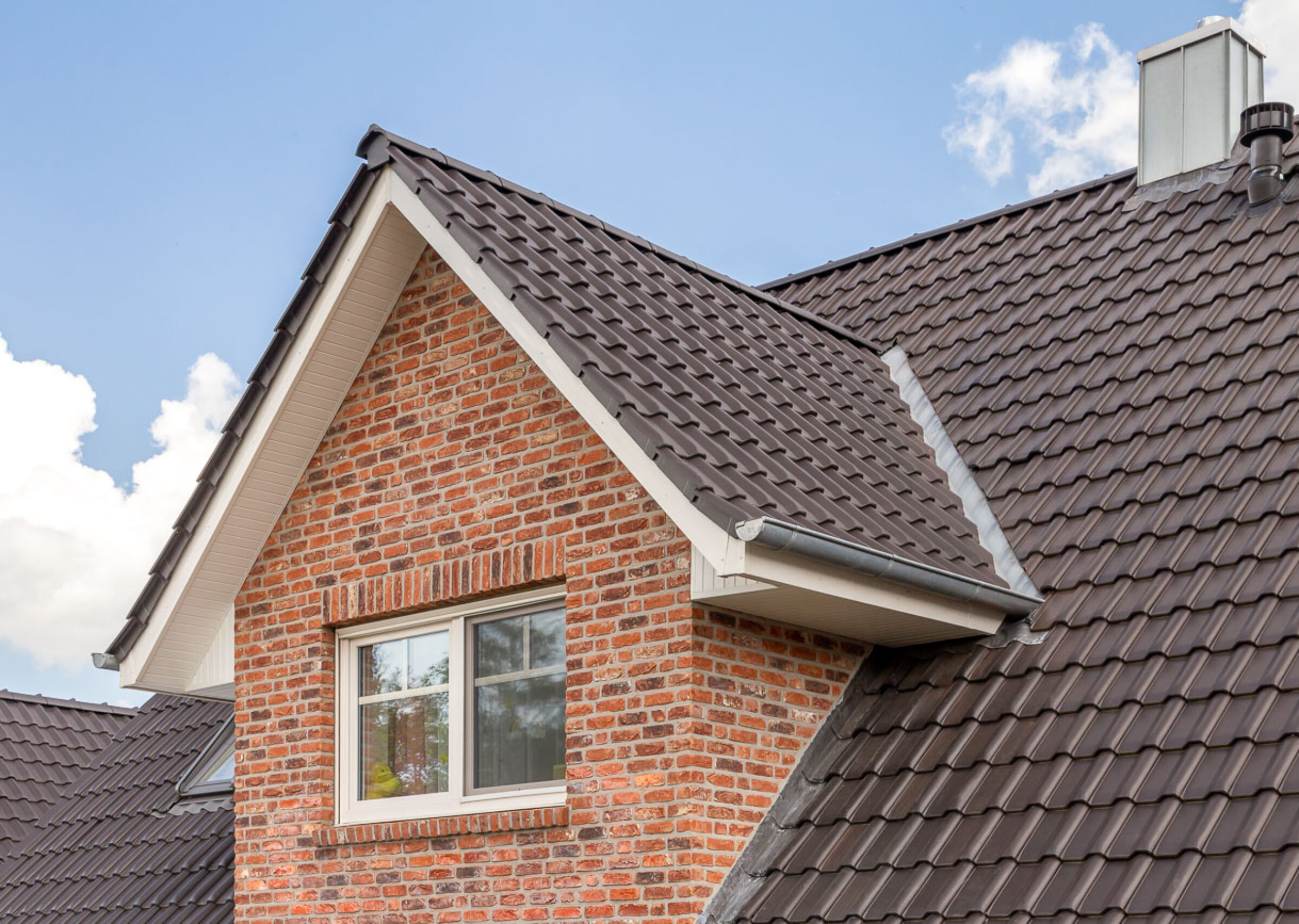 Schönes Klinkerhaus mit W6v in anthrazit