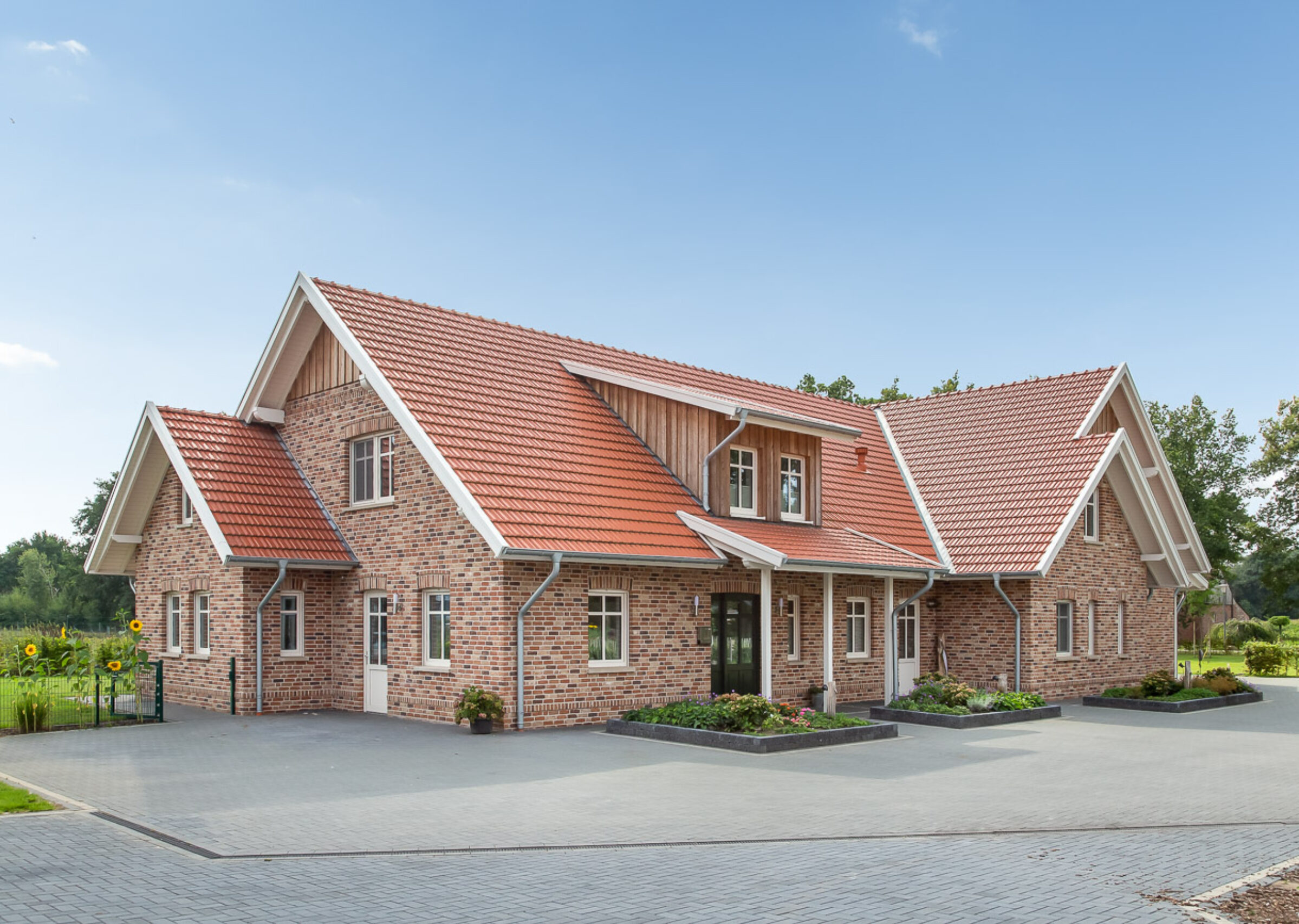 Landhausstil mit Doppelmuldenfalzziegel Tradition