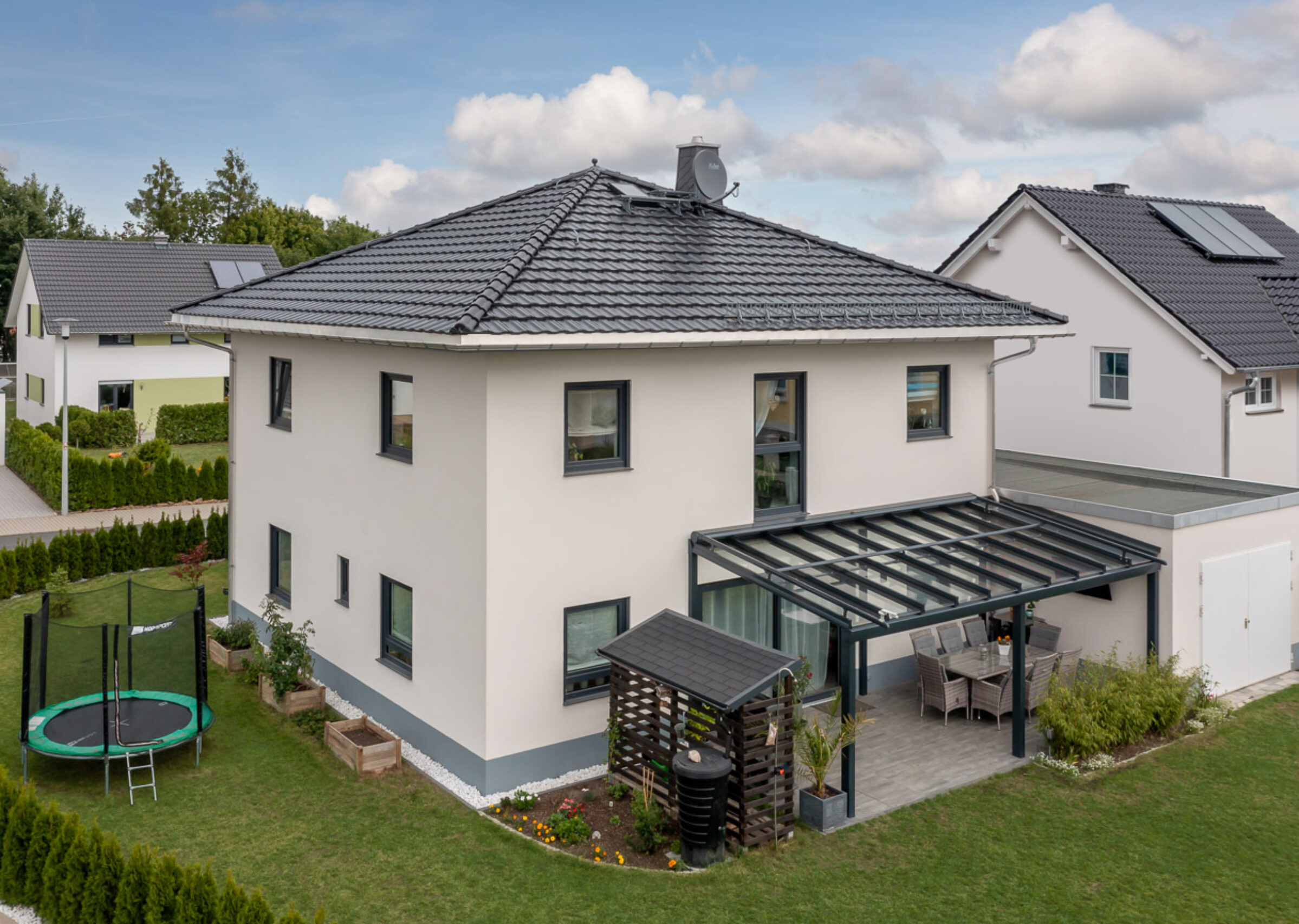 Großfalzziegel Z10 auf modernem Walmdach