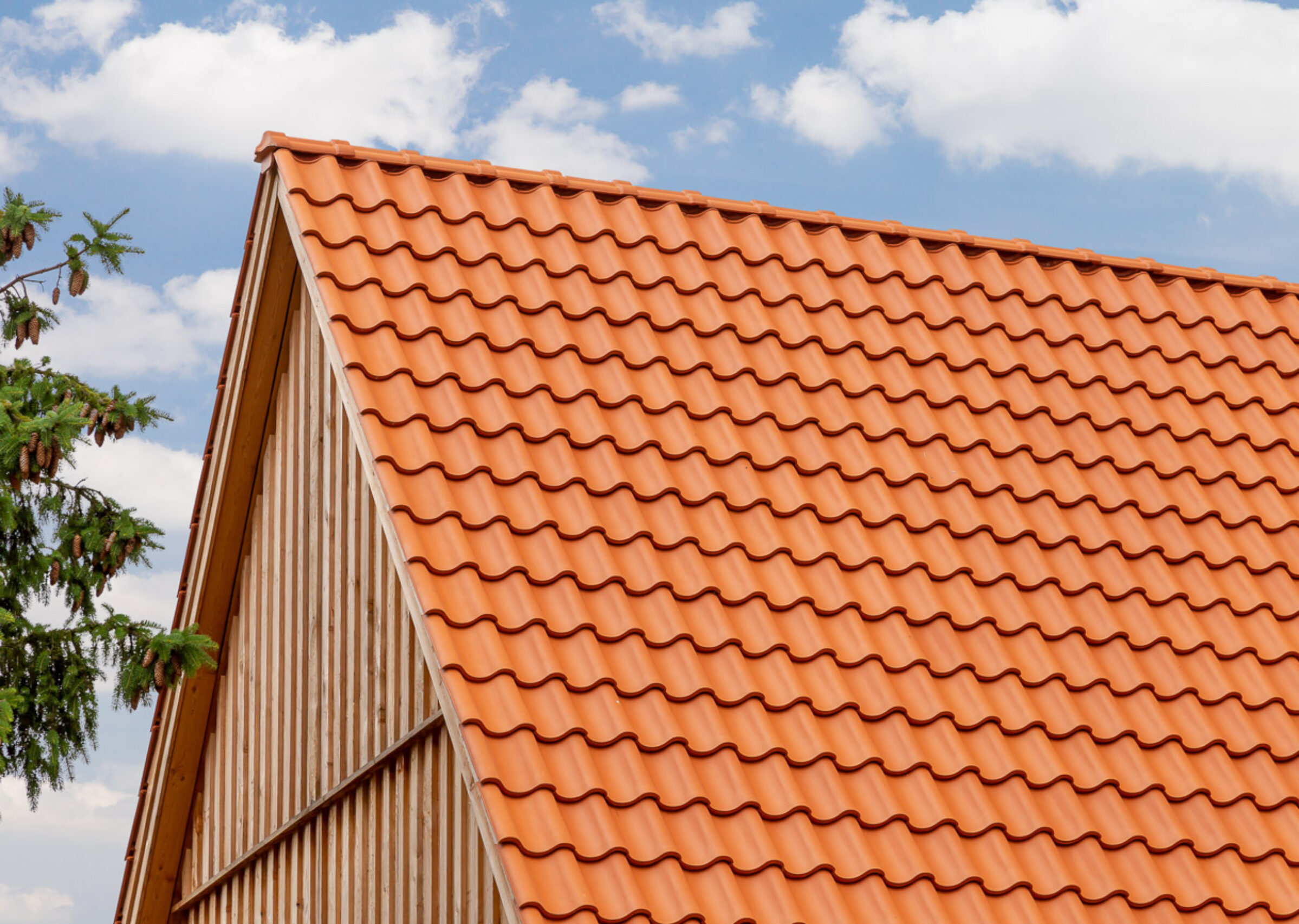 200 Jahre alte Scheune mit Fachwerk und Hohlfalzziegel Z5